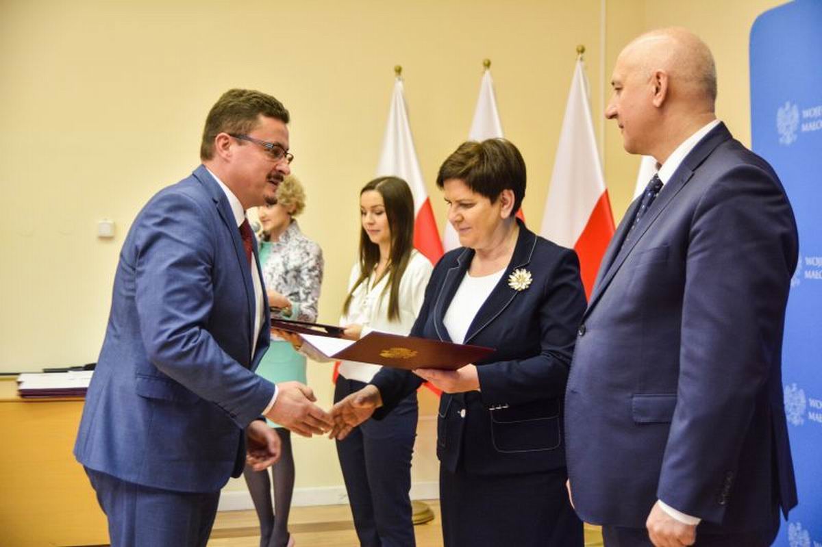 Gmina Borzęcin z promesą na odbudowę drogi “Wał Lewy” w Borzęcinie – CAPUCCINO.EU – Regionalny ...